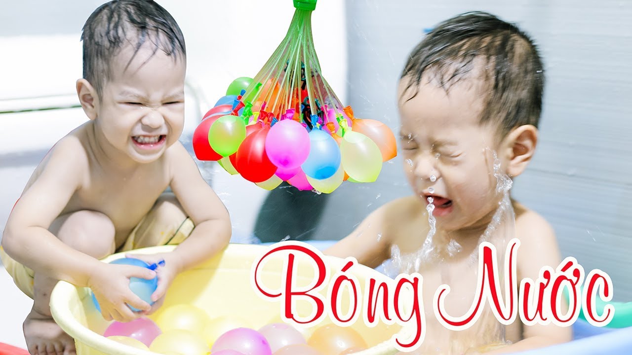 Bé Tắm Và Chơi Đùa Với Bóng Nước BonBon TV - YouTube