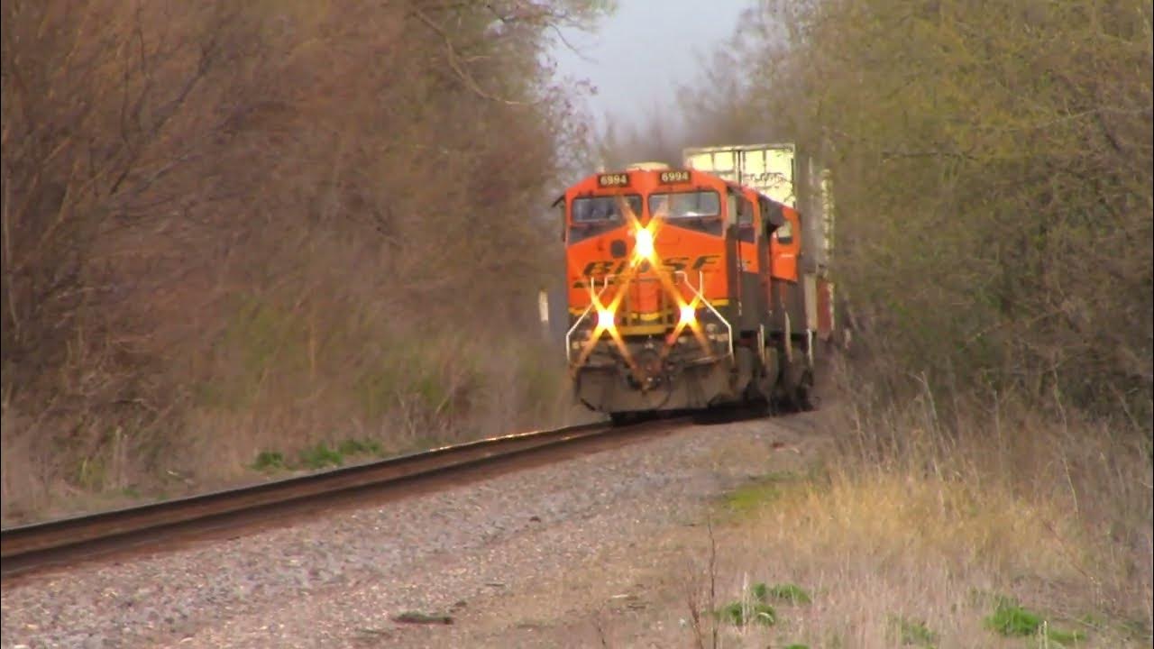 Westbound BNSF “Z” Busts Thru Hazelhurst, IL at Mile Post 117.89 - Aurora Subdivision!! - YouTube