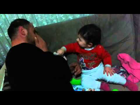 Sevimli cocugun corap koklatma arzusu