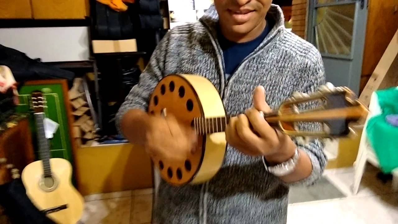 Banjo Totalmente em madeira. - YouTube