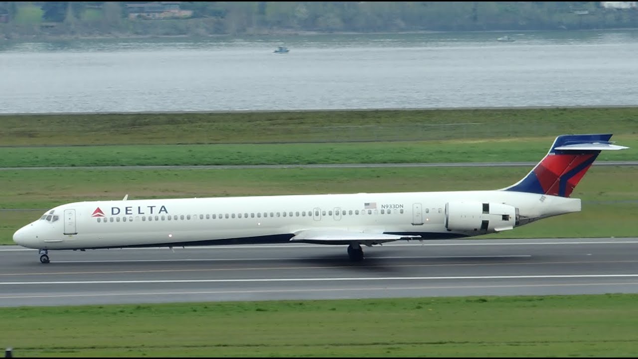 Delta Airlines McDonnell Douglas MD-90 [N933DN] landing in PDX - YouTube