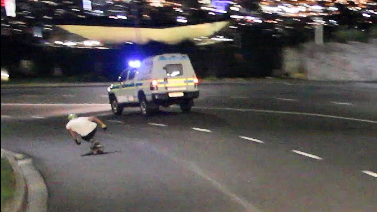 Downhill Skater vs Police down Kloofnek | (The pigs doing their job ...