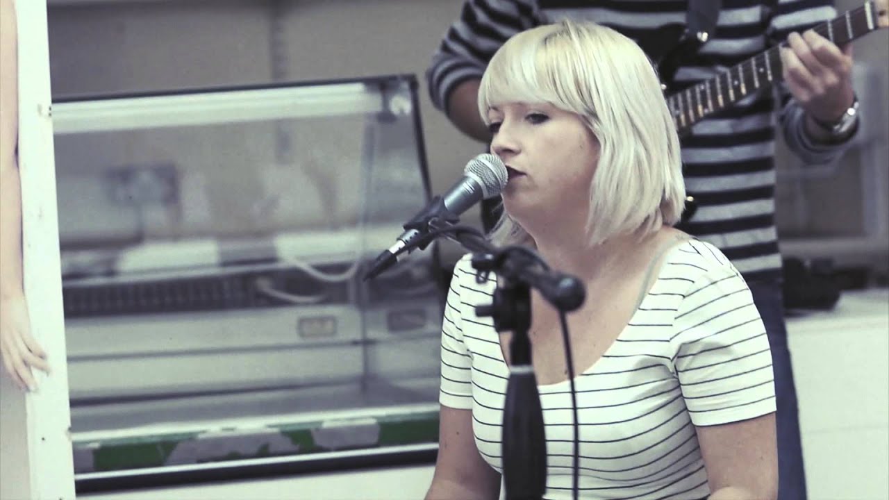 Heidi Browne - Make You Rich (Original) Live @ Hey Judes - YouTube