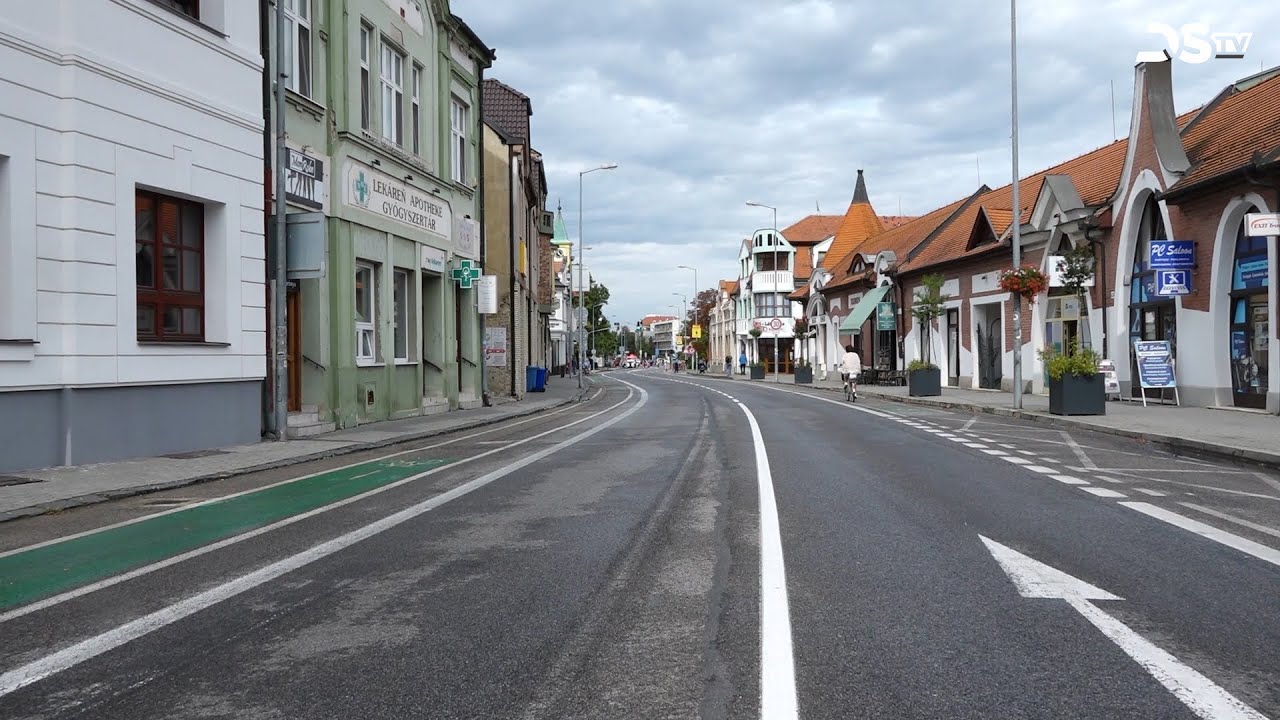 Hlavná ulica v Dunajskej Strede na pár hodín opäť stíchla - YouTube