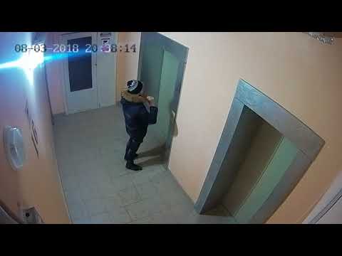 мальчик плюется