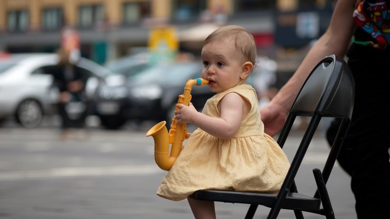 1-Year-Old Baby Joins Street Performance of "Dance Monkey" – Karolina ...