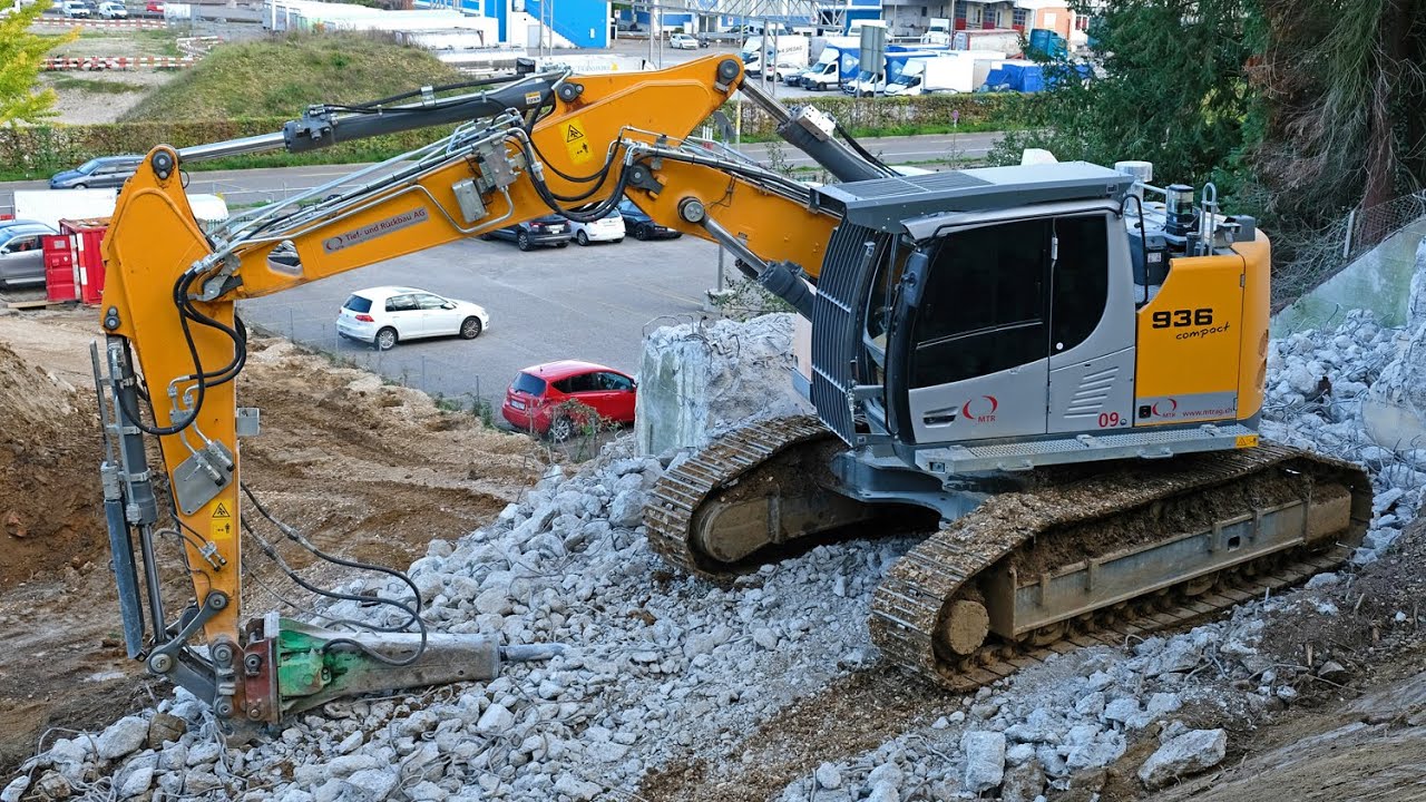 Liebherr R 936 Compact vs. Bunker - YouTube