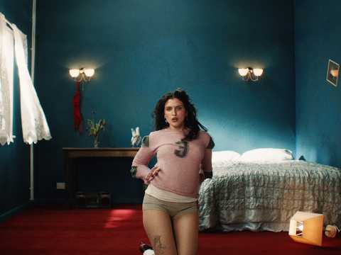 Mae Muller - Tell You That (Official Music Video)