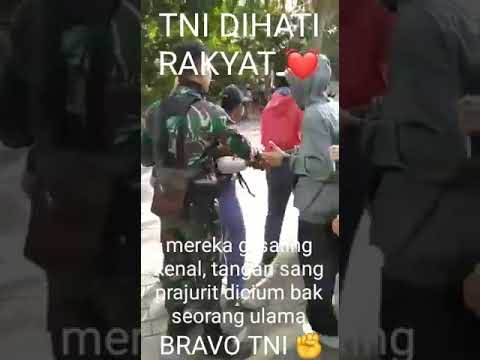 Viral, anak STM cium tangan anggota TNI sebelum demo digedung DPR menolak RUU RKUHP dan RUU KPK