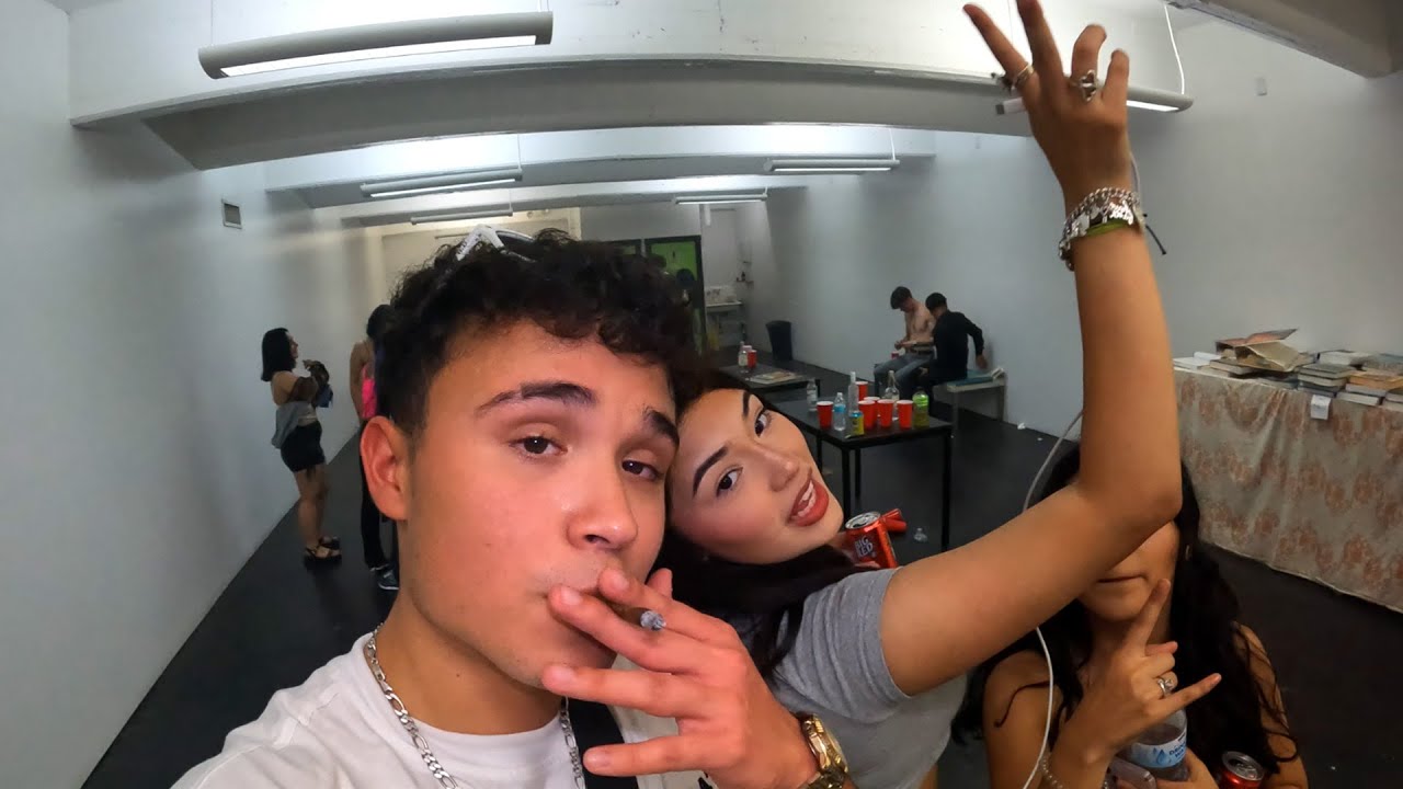 SMOKING BIG BLUNTS IN THE PARTY - YouTube