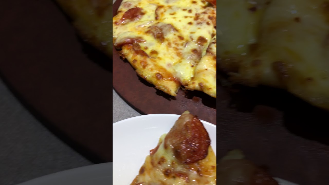 Pepperoni Pizza with extra cheese topping - YouTube