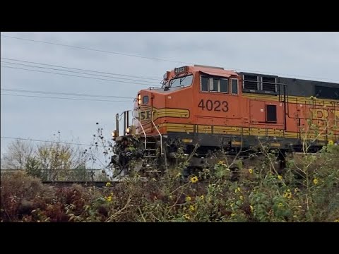 Crew blows horn thru quiet zone in Gardner Kansas with H1 Dash 9 trailing - YouTube