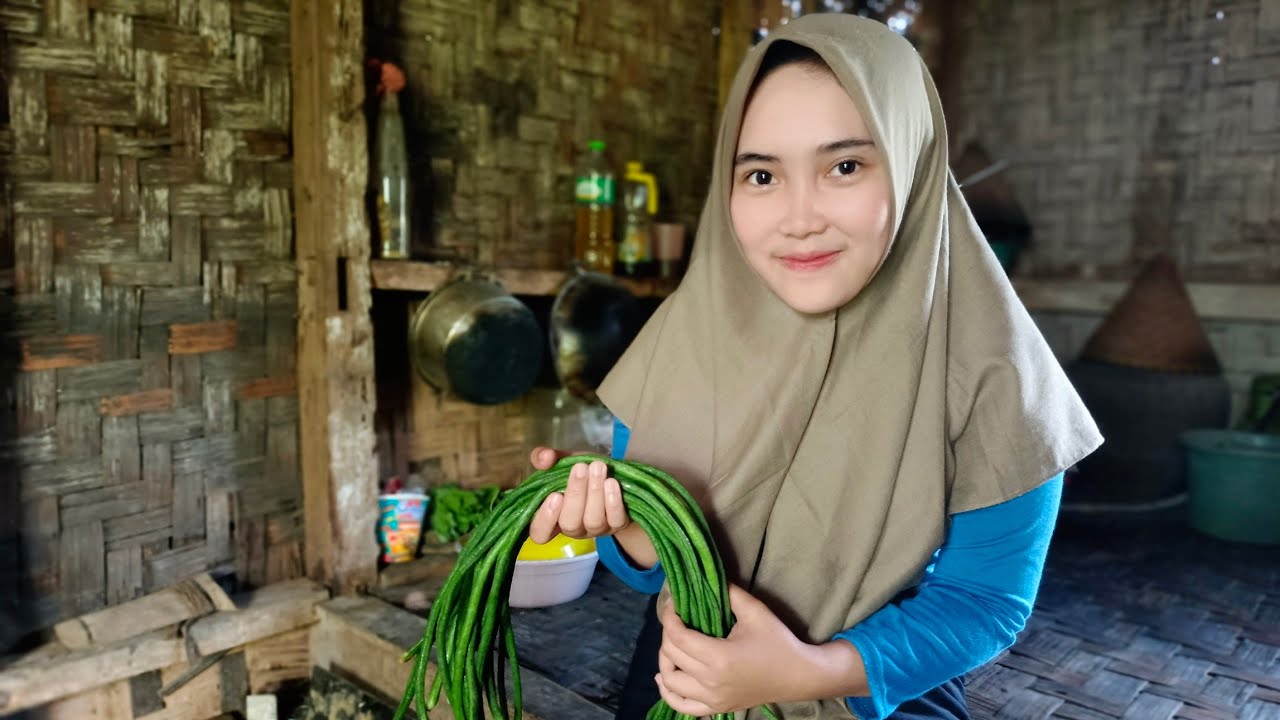 AKTIVITAS NENG WULAN DI DAPUR!!! LAGI BIKIN SAMBEL KACANG PANJANG - YouTube