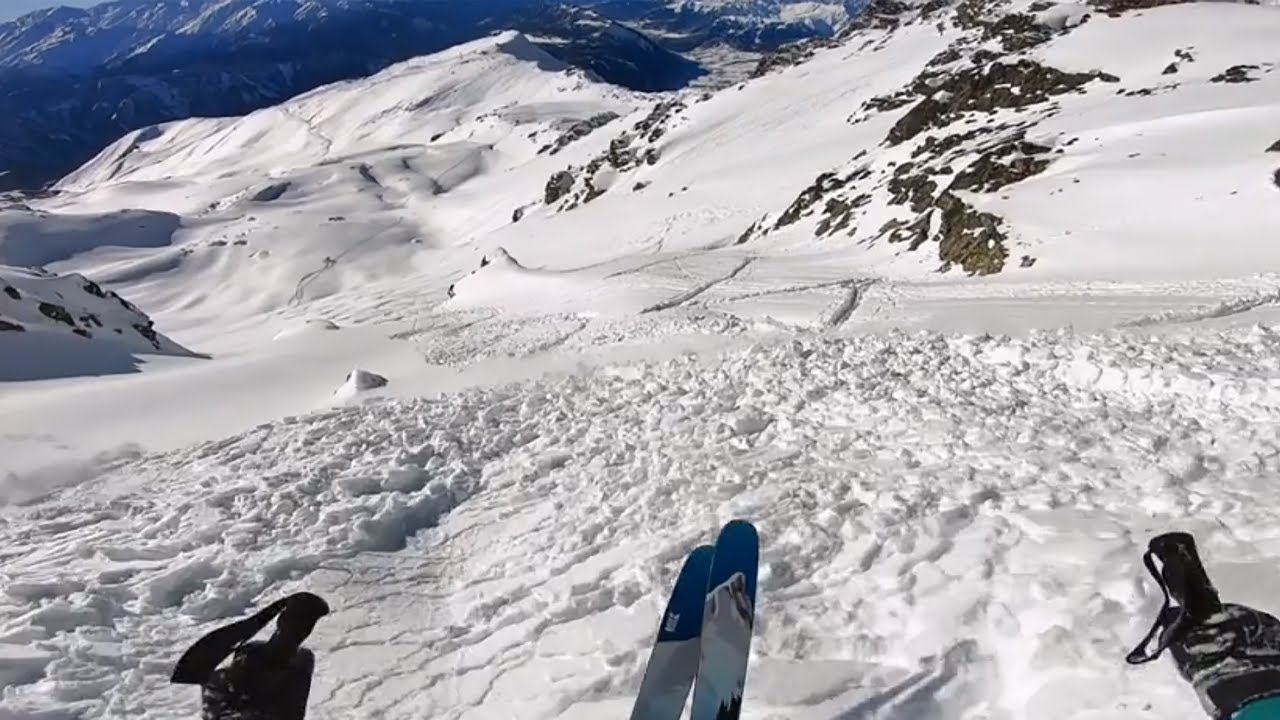 Massive avalanche during ski drop from mountain summit - YouTube