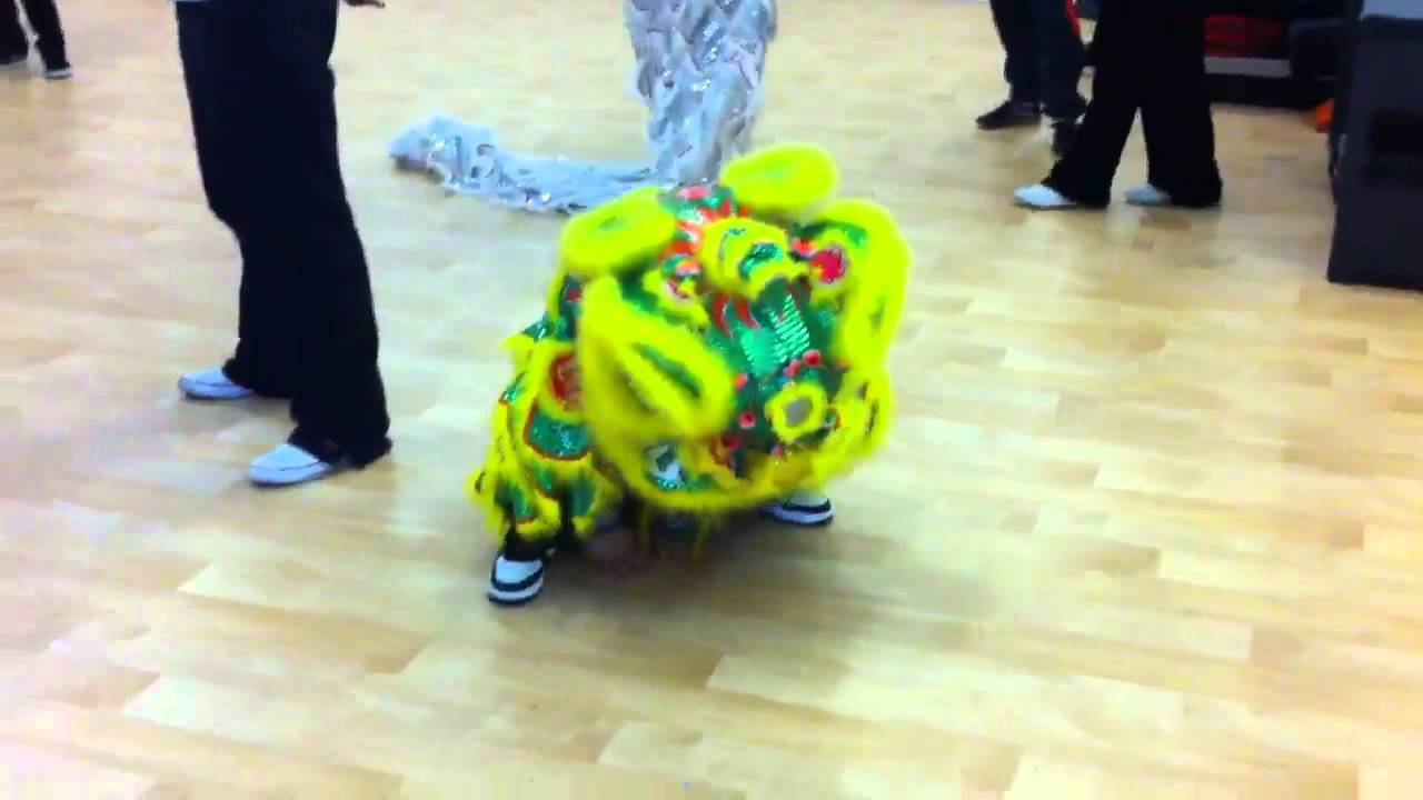 Chinese Lion Dance - The one man band @Yi Quin - YouTube