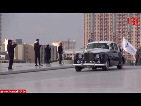 Bayraq Günü klassik avtomobillərin paradı keçirildi