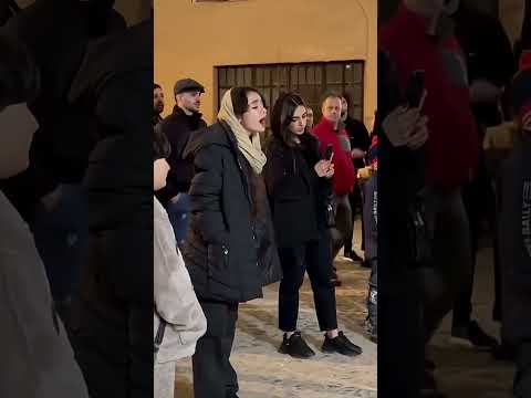 İran sokaklarında genç bir kızın muhteşem sesi yankılanıyor... #turnip #türkü #şarkı #farsçaşarkı