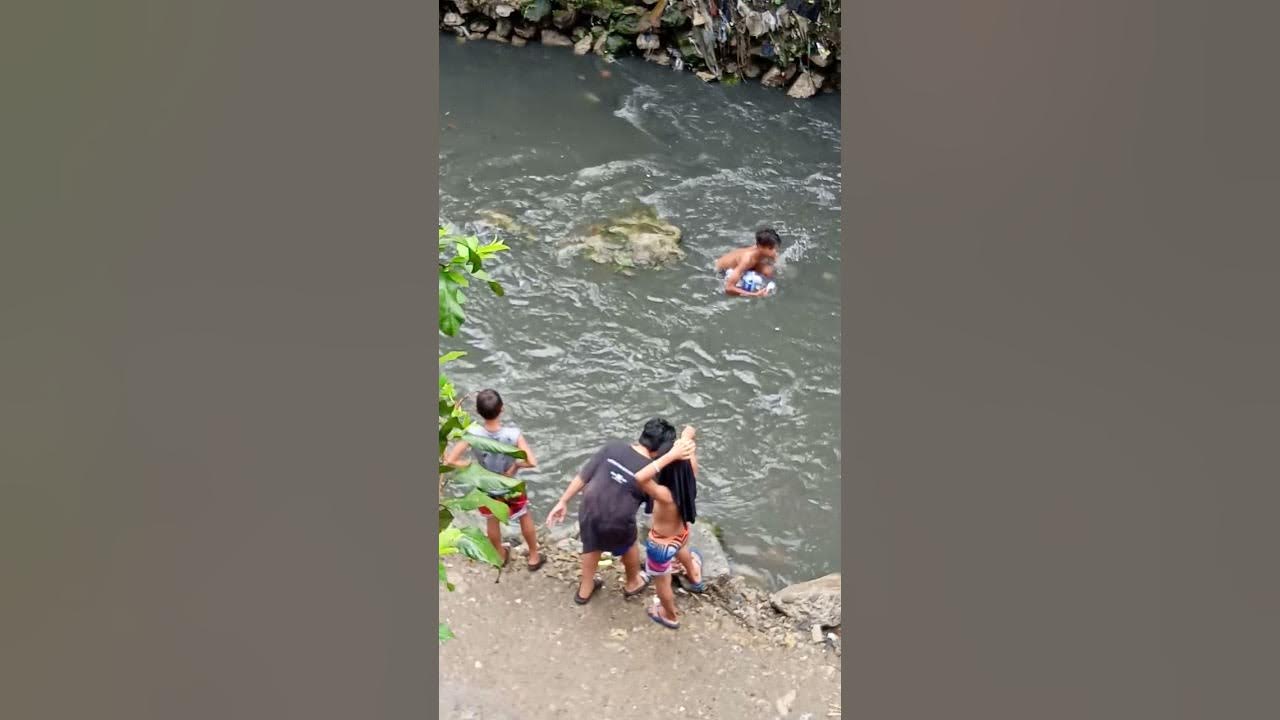 mga batang naliligo sa ilog ... - YouTube