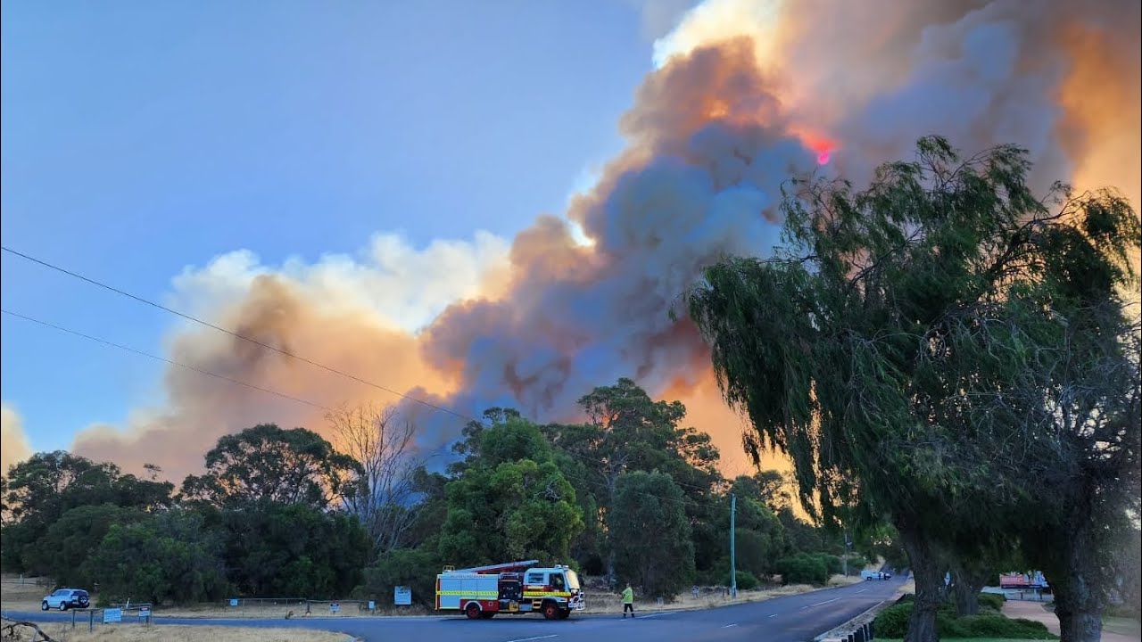 21 Emergency vehicles respond to bushfire in Dalyellup. - YouTube