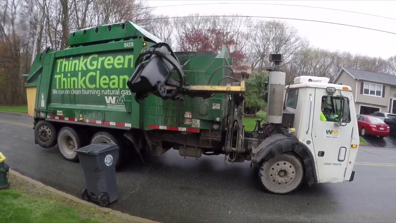 WM Heil Python 104378 packing trash in the rain 4/26/19 - YouTube