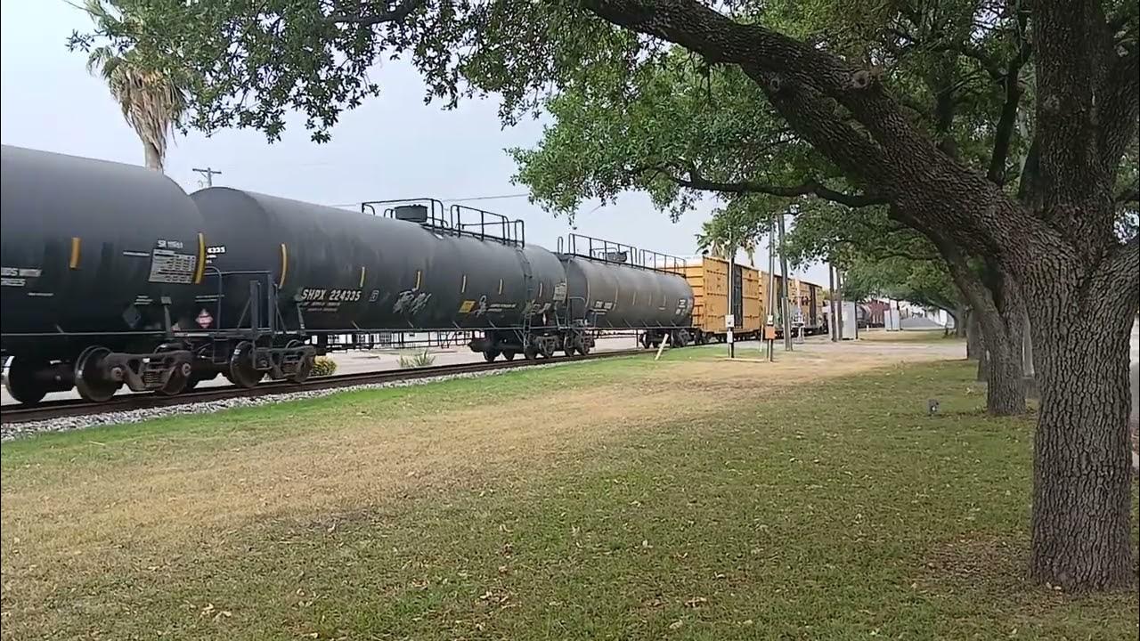 KCSM 4752 leading with BNSF lash up in Alice Texas eastbound manifest train - YouTube
