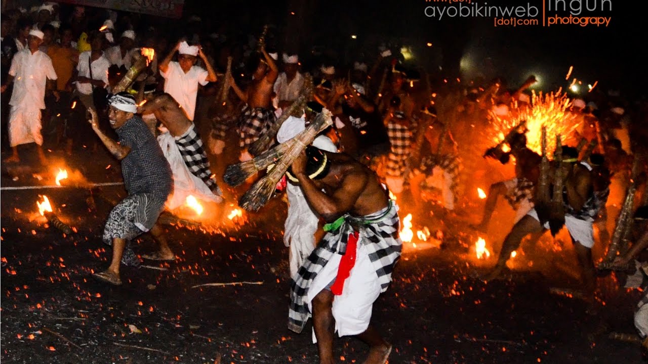 Perang Api (Terteran) Fire War Desa Jasri Karangasem - YouTube