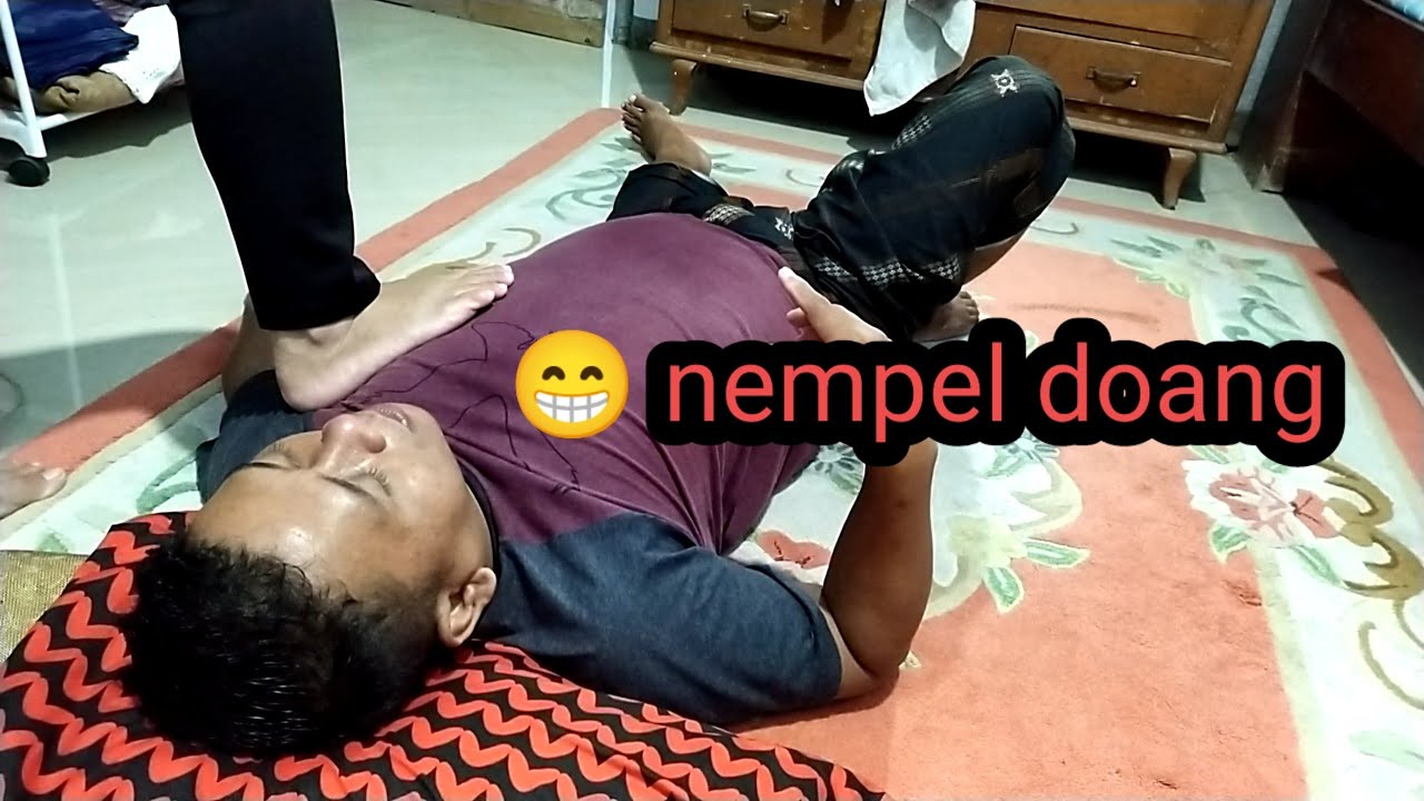 pijat tradisional, injak injak badan bagian depan, injak injak betis ...