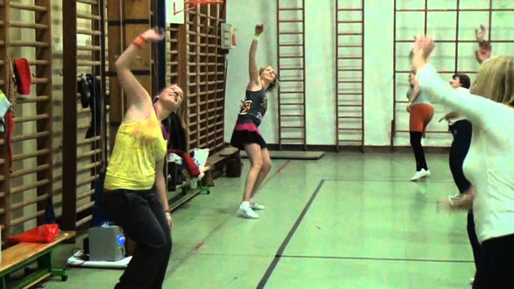 Zumba Gold - African dance - The lion sleeps tonight - Tight Fit (Zumba ...