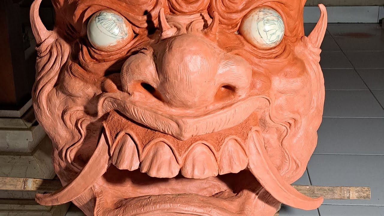 Proses pembuatan kepala ogoh - ogoh menggunakan media koran, bambu, dan ...