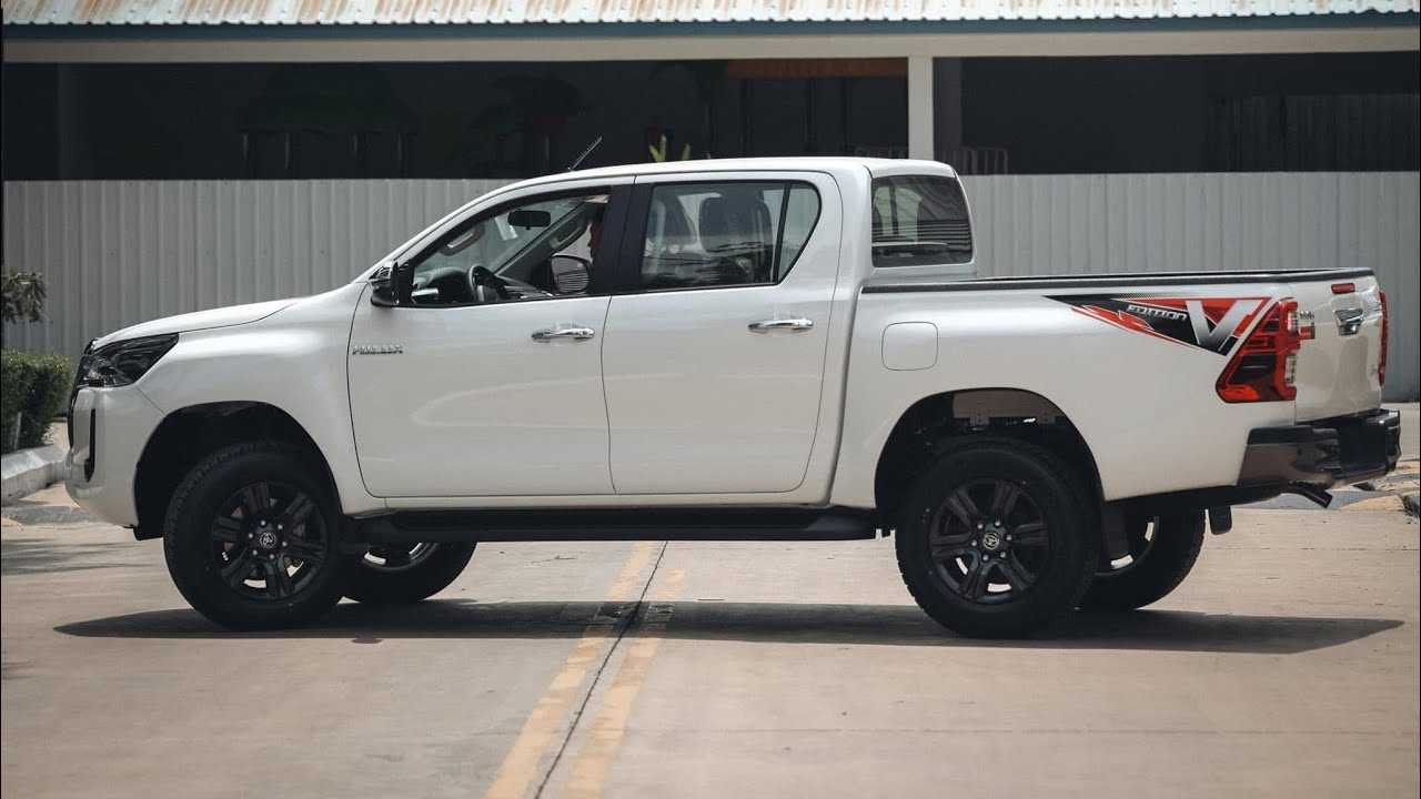 Toyota Hilux Revo V-Editon 2025 | Pick Up 4X4 off Road | 4 cylinder, 2 ...