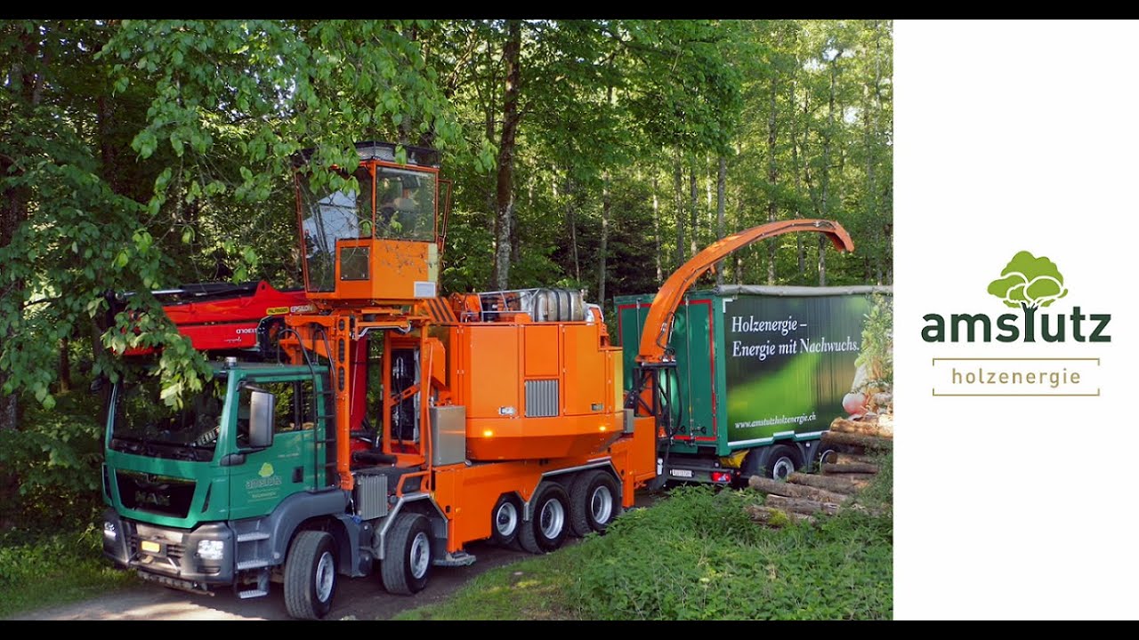 Mobiler, drehbarer Holzhacker - Amstutz Holzenergie AG - YouTube