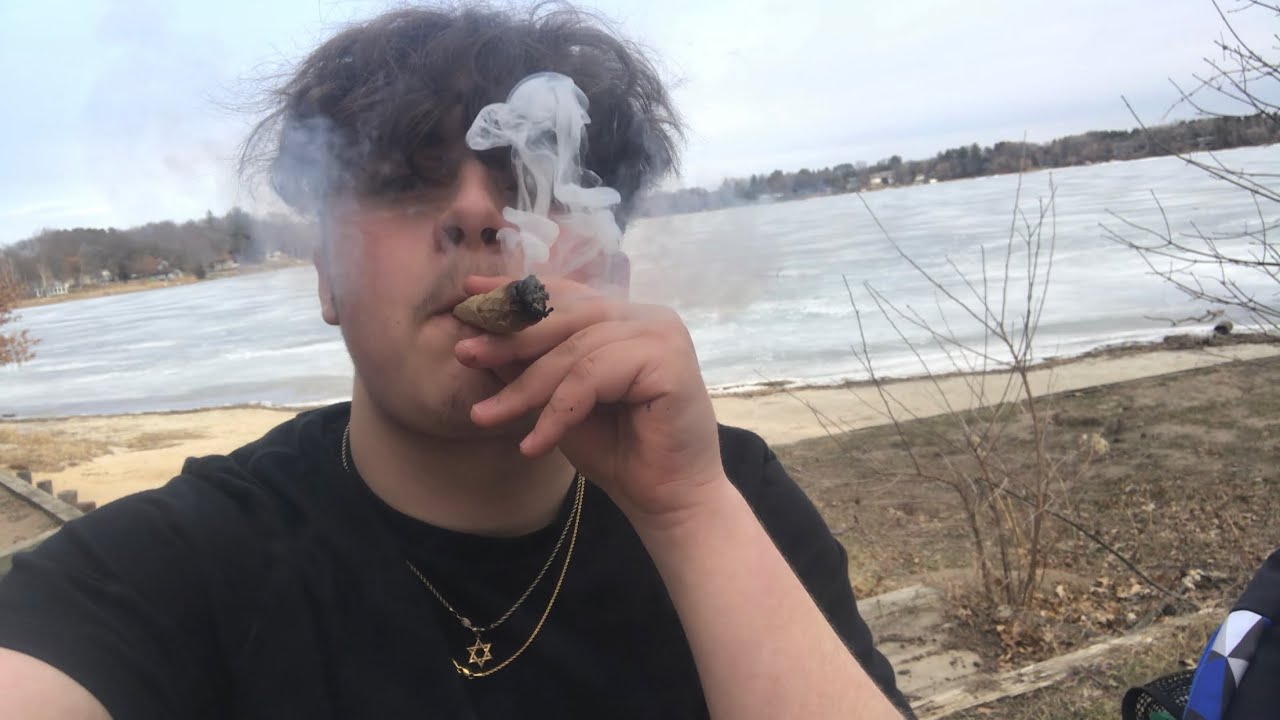 Smoking a 4g joint wit the homie at the beach🔥🔥 - YouTube
