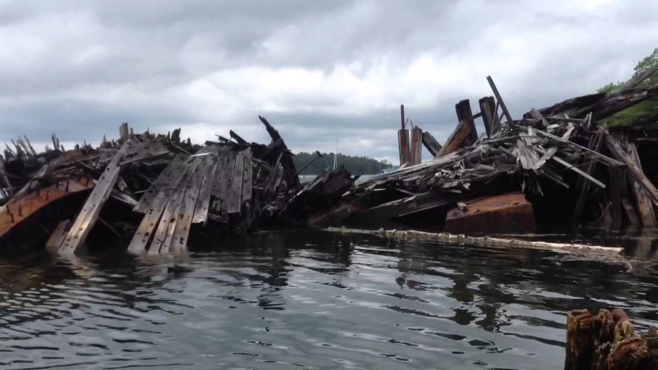Circling the Cora Cressy Schooner wreck - YouTube