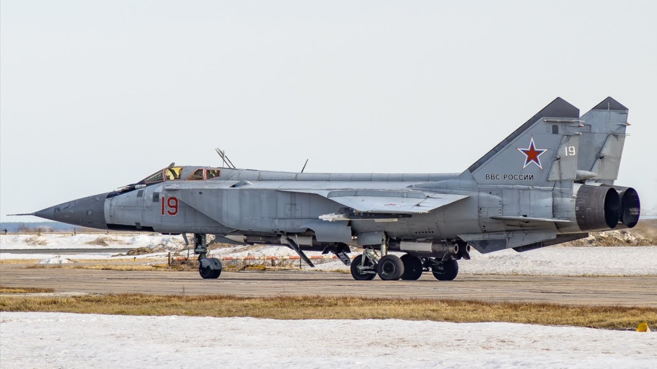 Russian MiG-31 Foxhound interceptors deploy near Alaska - YouTube