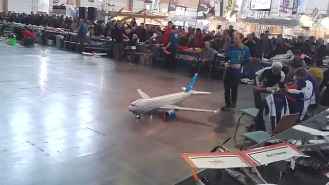 Heliumgefüllter RC-Airbus A310 Hallenflieger - YouTube