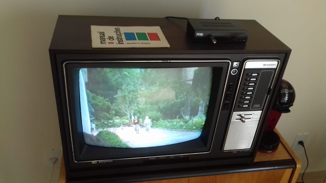TV ANTIGA SHARP C-2006A DEMONSTRAÇÃO 1979. - YouTube