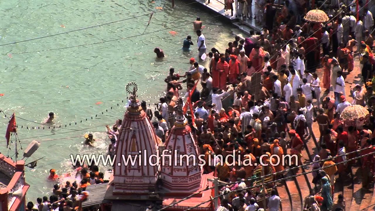 Hindu devotees perform ritualistic bathing on the banks of river Ganges ...