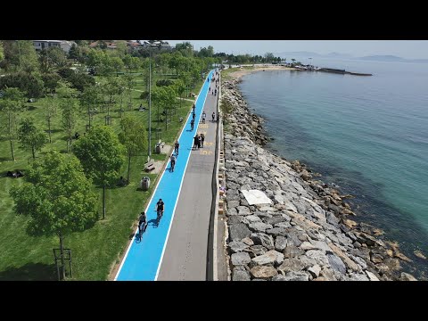 Caddebostan Sahil'de sosyal mesafe uyarılarının ardından gençler evlerine dağıldı