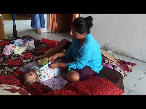 di kamar mamah muda lagi ganti baju bayi baru mandi