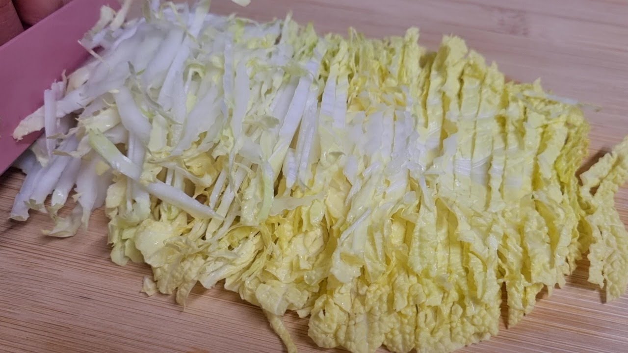 배추 더이상 반찬으로 드시지 마세요🥬 배추를 얇게 채 썰면 한끼가 해결됩니다 배추요리배추다이어트요리 Youtube