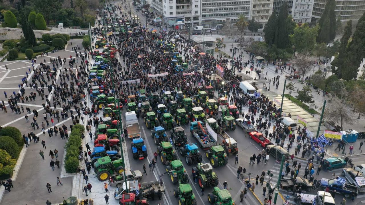 Το Σύνταγμα γέμισε ήδη με τρακτέρ... δύο ώρες πριν την συγκέντρωση ...