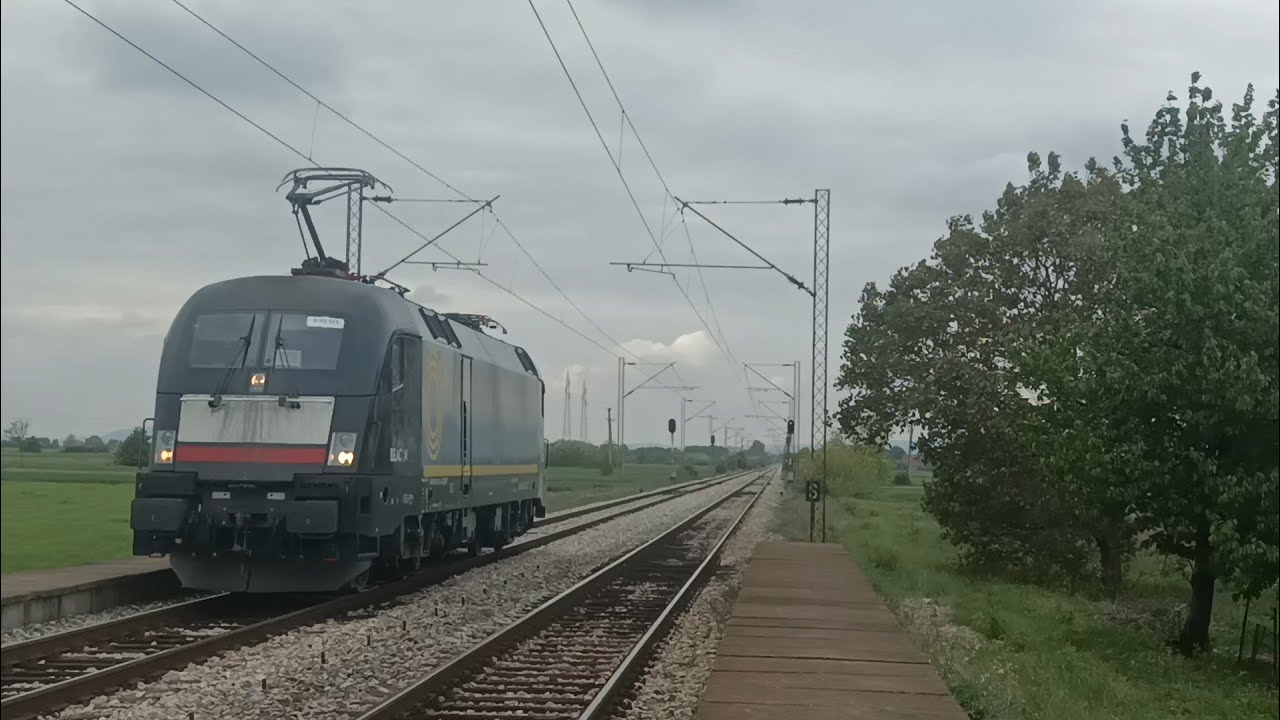 BRCE 182-525 GOING SOLO AS TRAIN NUMBER 72915 WHILE PASSING Nozrina ...