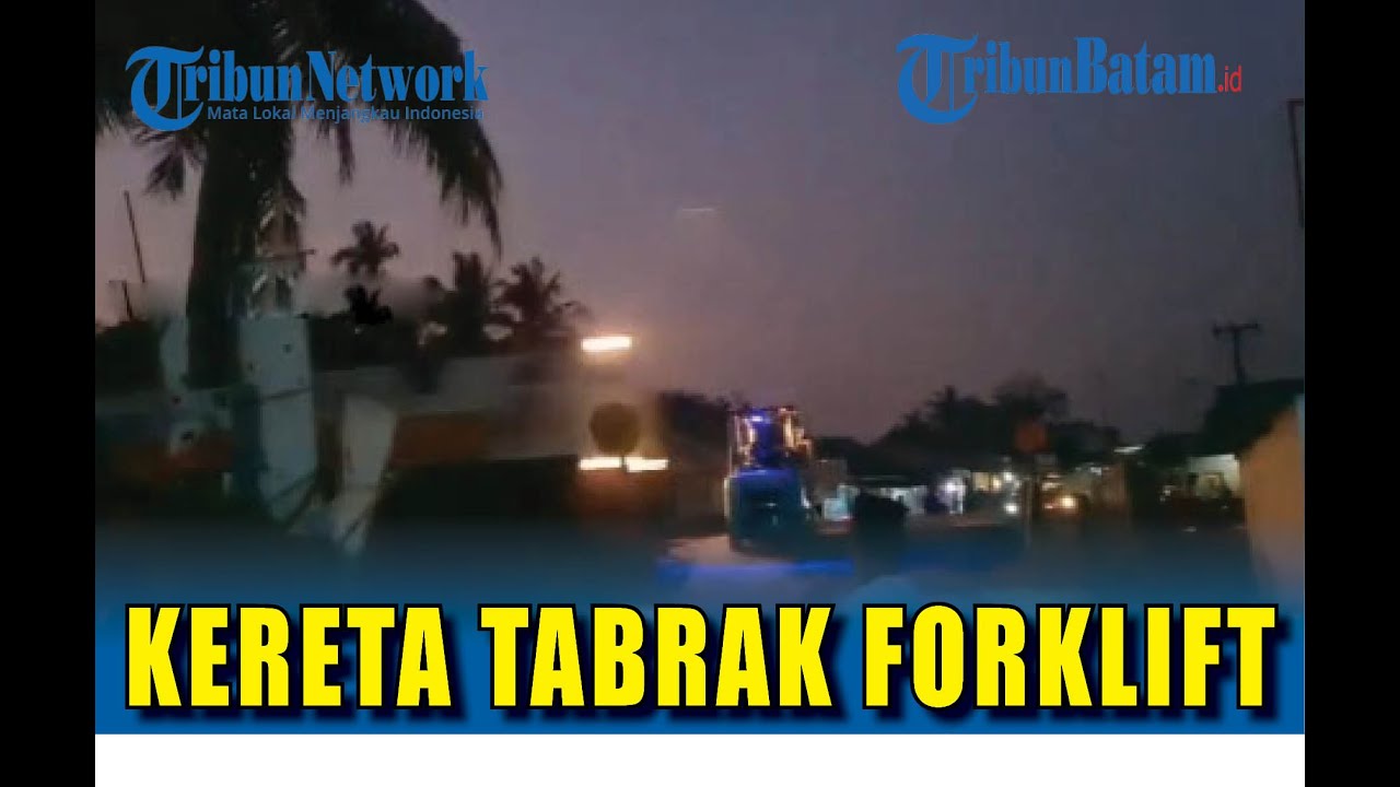 Kereta Api Tabrak Forklift di Bekasi - YouTube