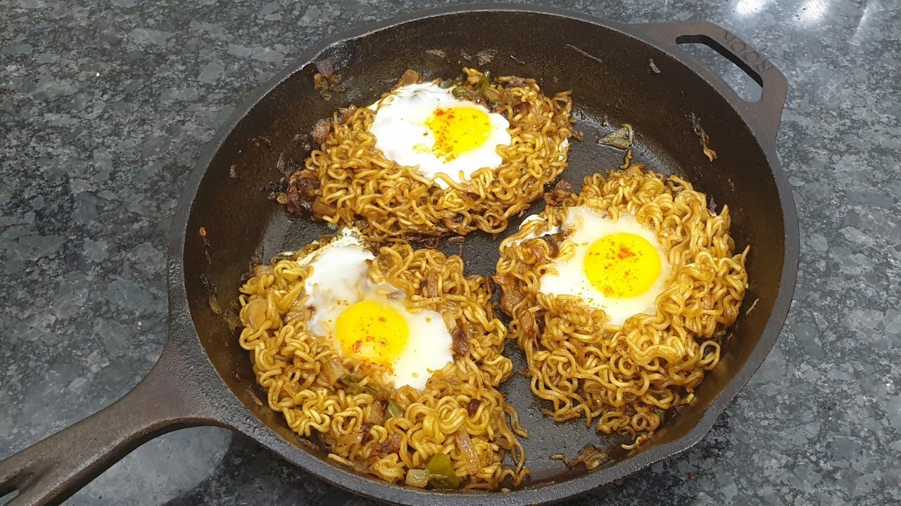 Soft,chewy and crunchy egg Maggi in a cast iron pan!Super tasty ...