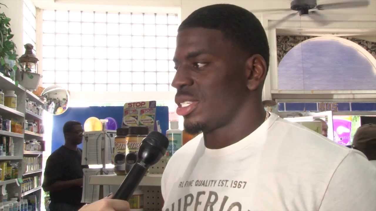 NFL Player Larry Dean making a difference in his hometown - YouTube