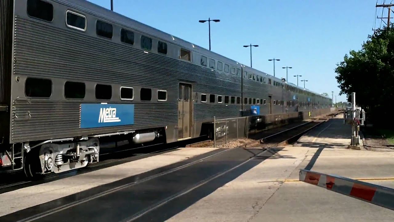 Metra 121 at Northbrook, IL - YouTube