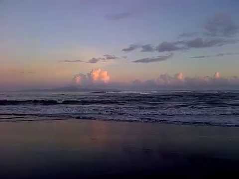 Apus de soare pe o plaja din Bali - YouTube