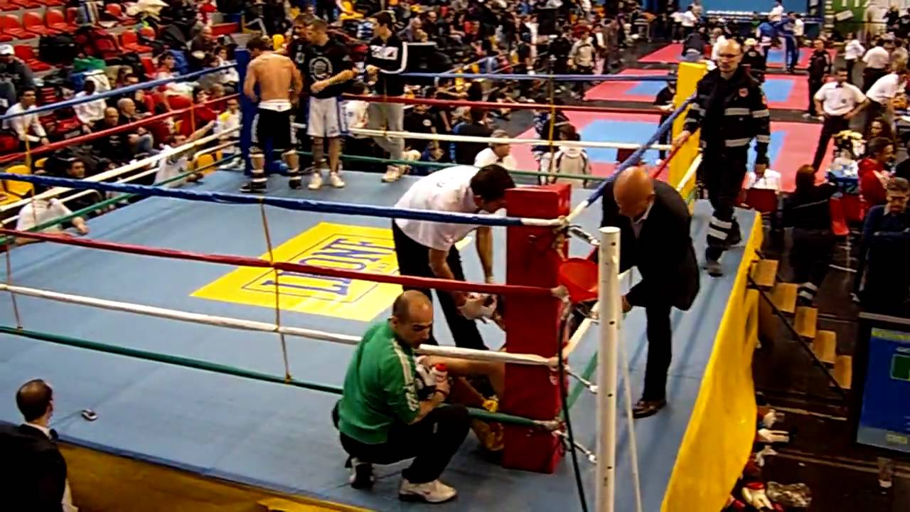 enerme incontro di boxe - YouTube