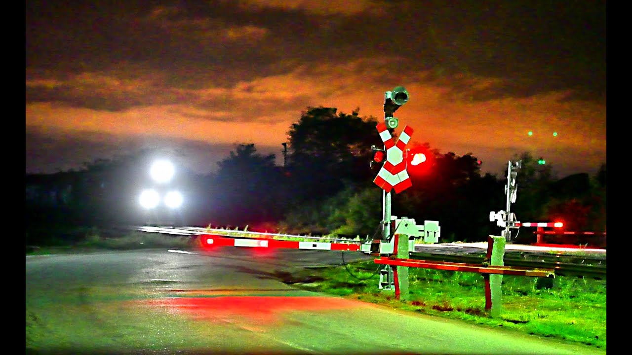 Romanian railroad crossing || Trecere de cale ferată în Romania - YouTube