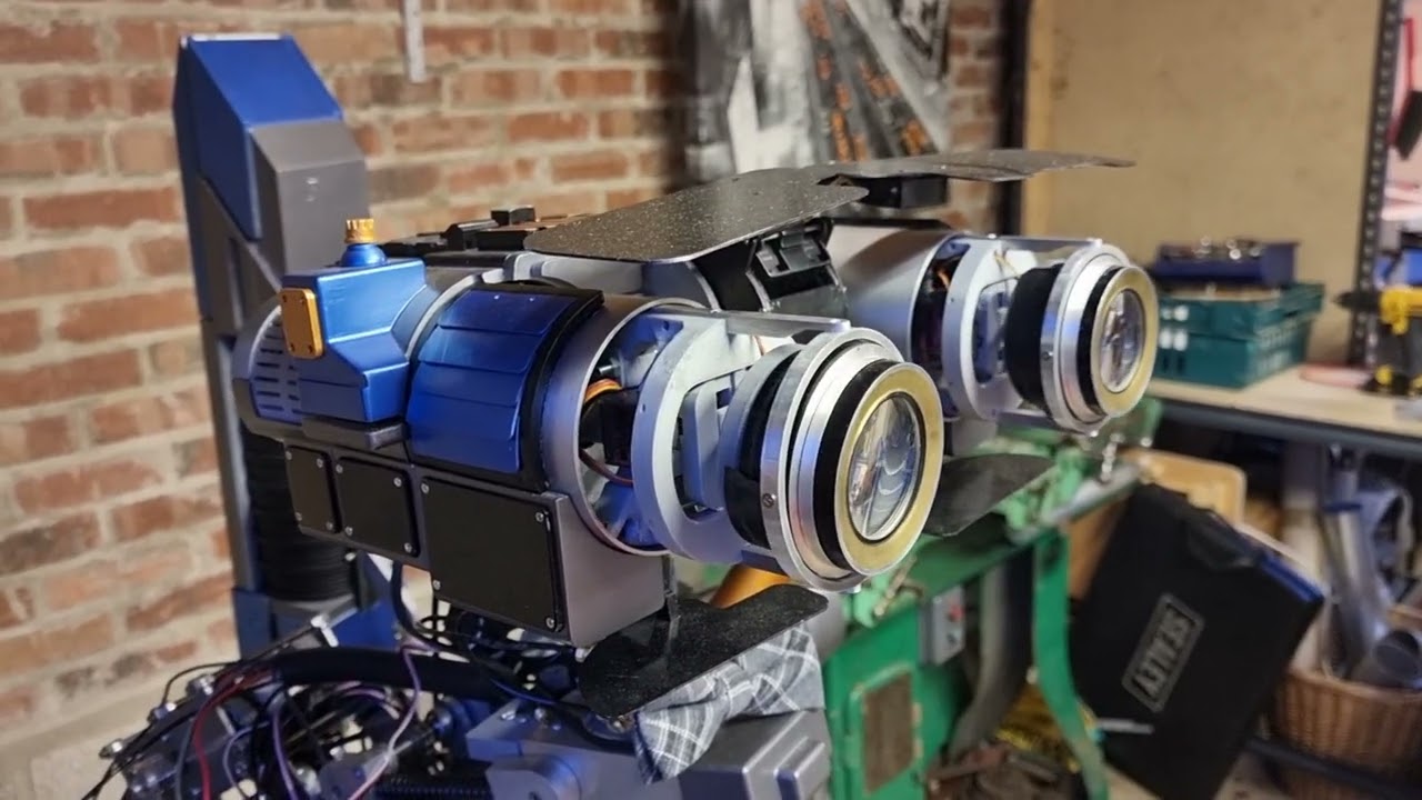 Johnny 5 has a new trick! "nice software!" - YouTube